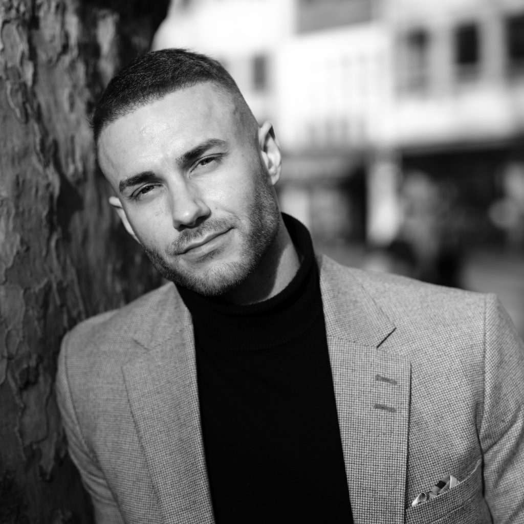 WHO IS JULIEN MOMM? - News Anyway